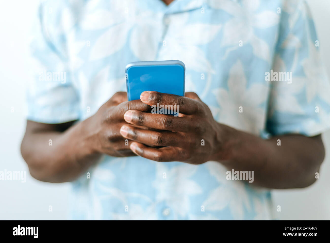 Man holding cell phone hi-res stock photography and images - Alamy