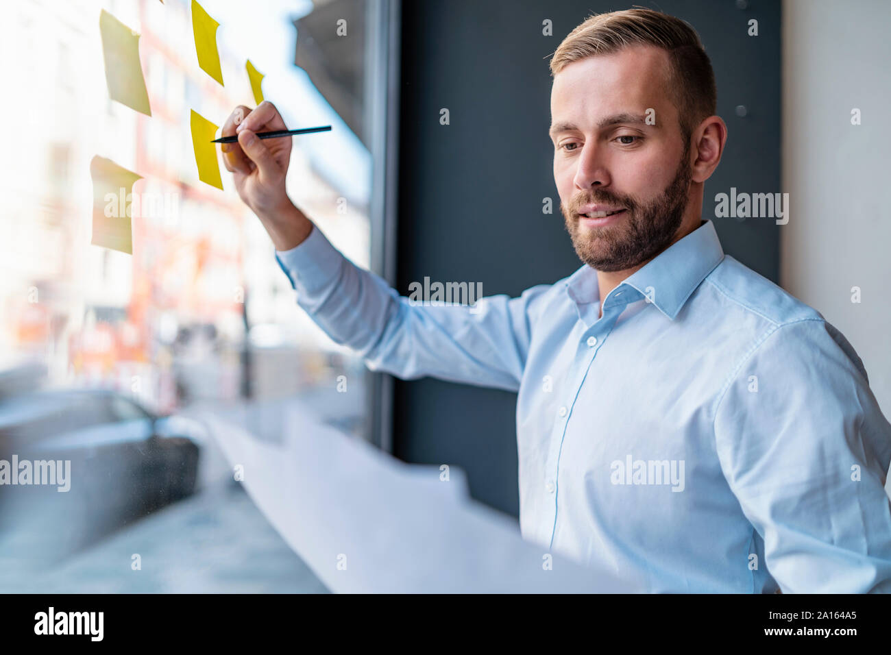 Businessman writing hi-res stock photography and images - Alamy