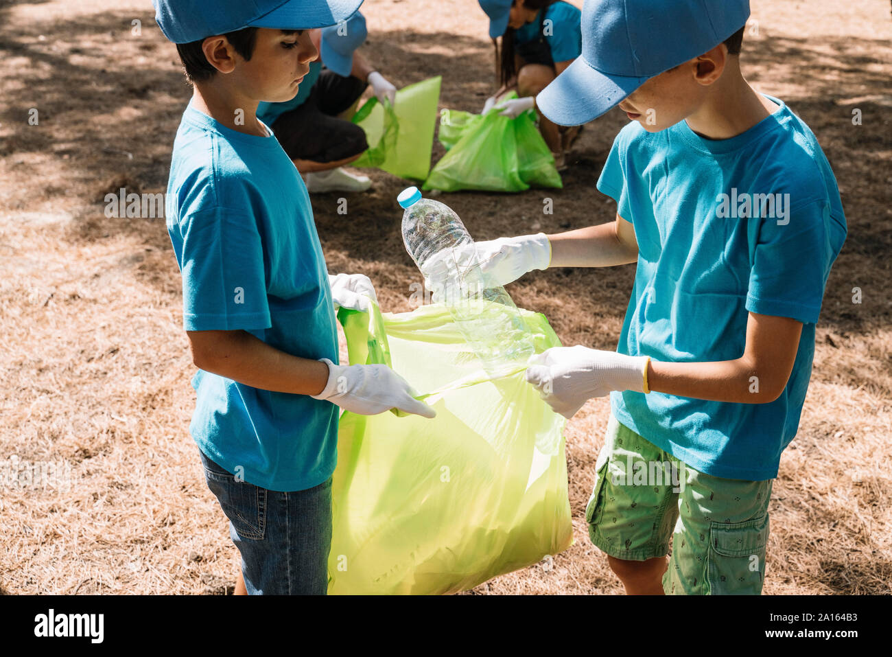 Children collecting garbage hi-res stock photography and images - Alamy