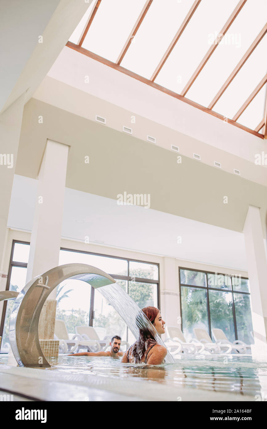 Couple in shower hi-res stock photography and images - Alamy