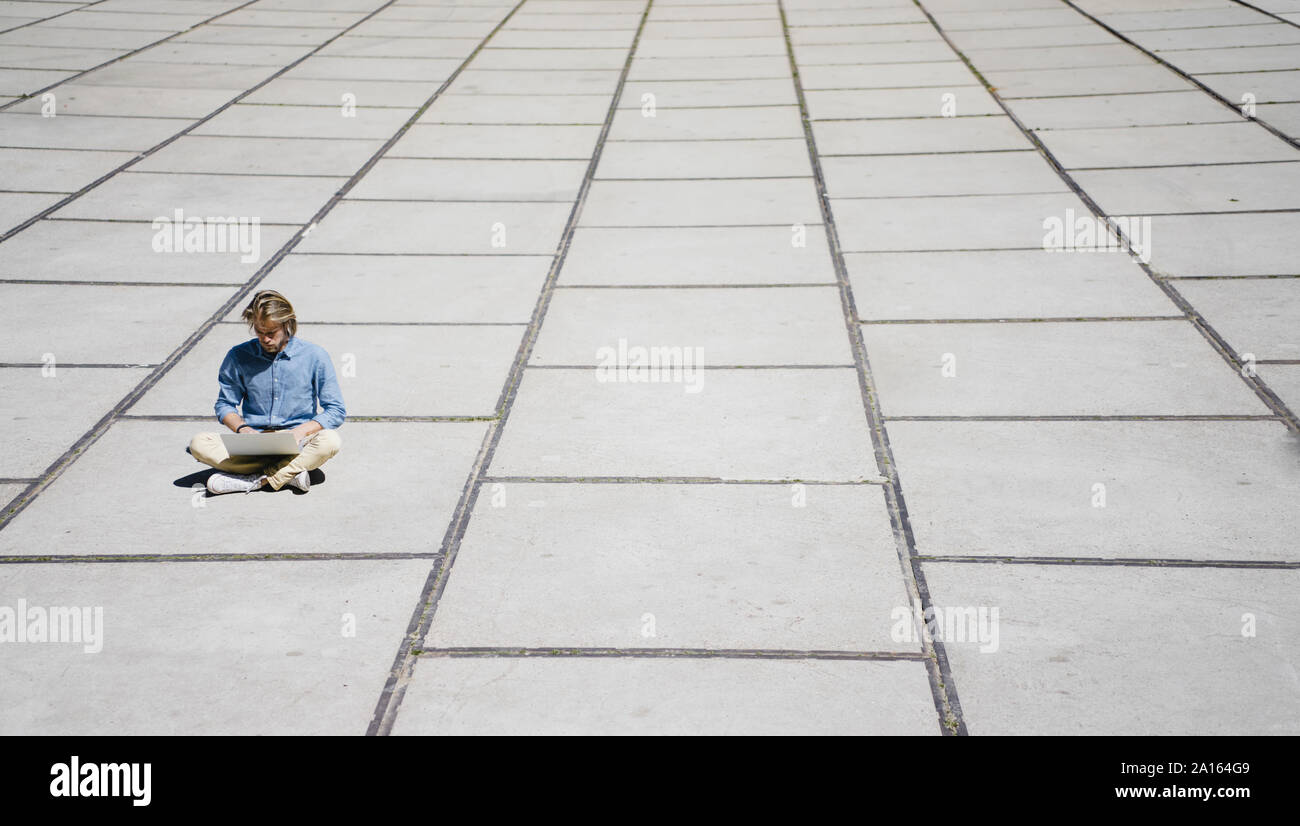 Man sitting on a pavement hi-res stock photography and images - Alamy
