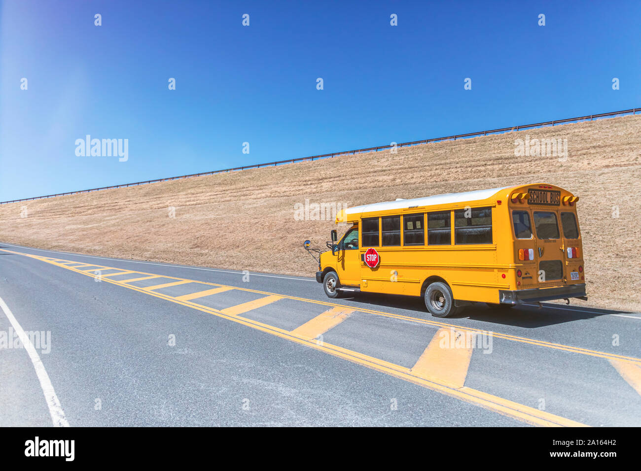 School bus traffic light hi-res stock photography and images - Alamy