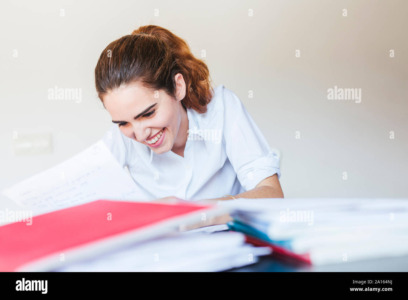 Student reading paper hi-res stock photography and images - Alamy