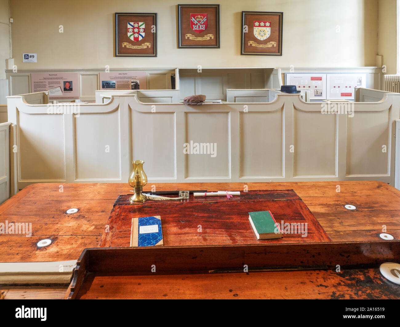 Courthouse bench hi-res stock photography and images - Alamy
