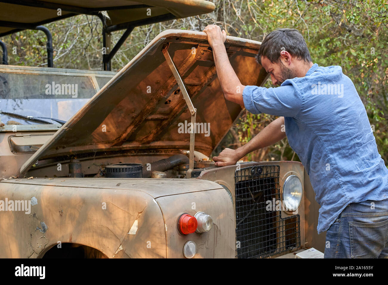 Car breakdown man hi-res stock photography and images - Alamy