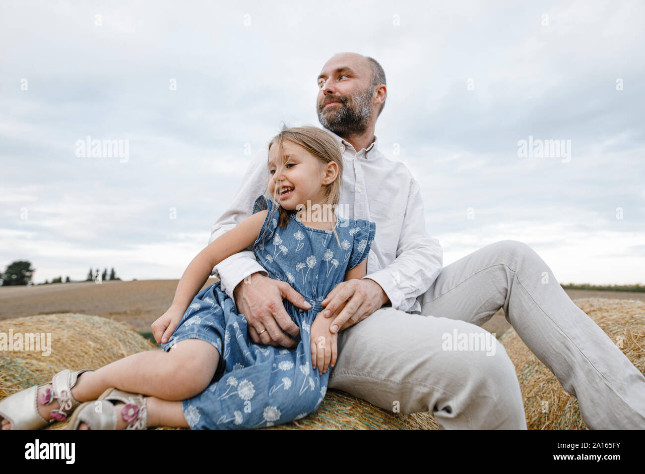 Man sitting on hay bale hi-res stock photography and images - Alamy