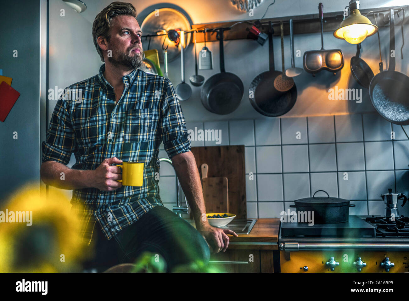 Man in kitchen hi-res stock photography and images - Alamy