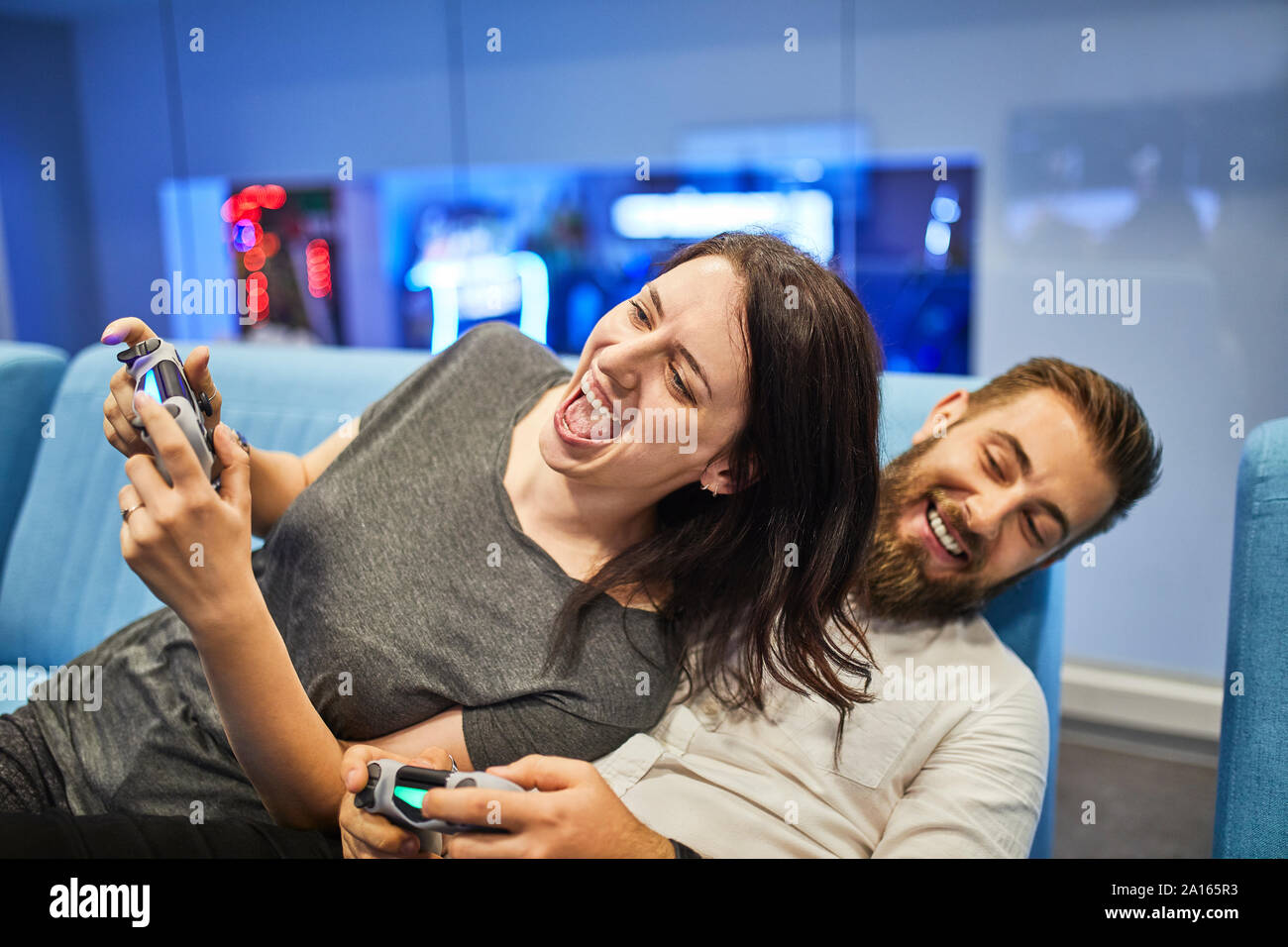 Couple gaming hi-res stock photography and images - Alamy