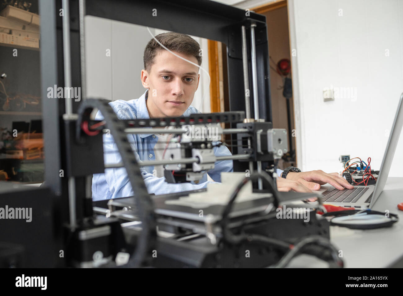 Student setting up 3D printer, using laptop Stock Photo - Alamy