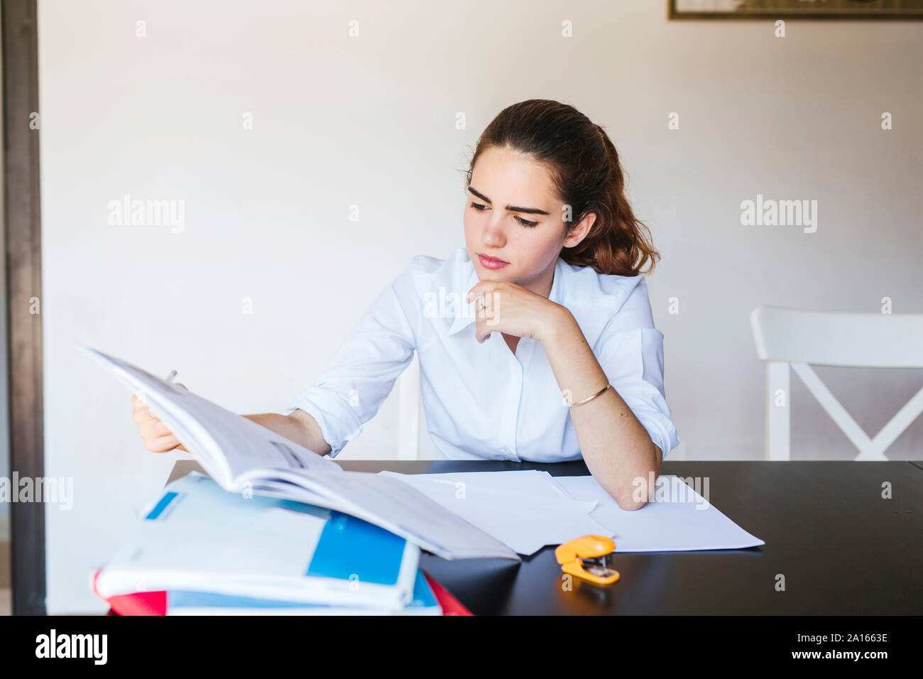 Female focused hi-res stock photography and images - Alamy