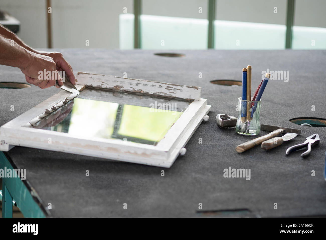 Pane of glass glazier hi-res stock photography and images - Alamy