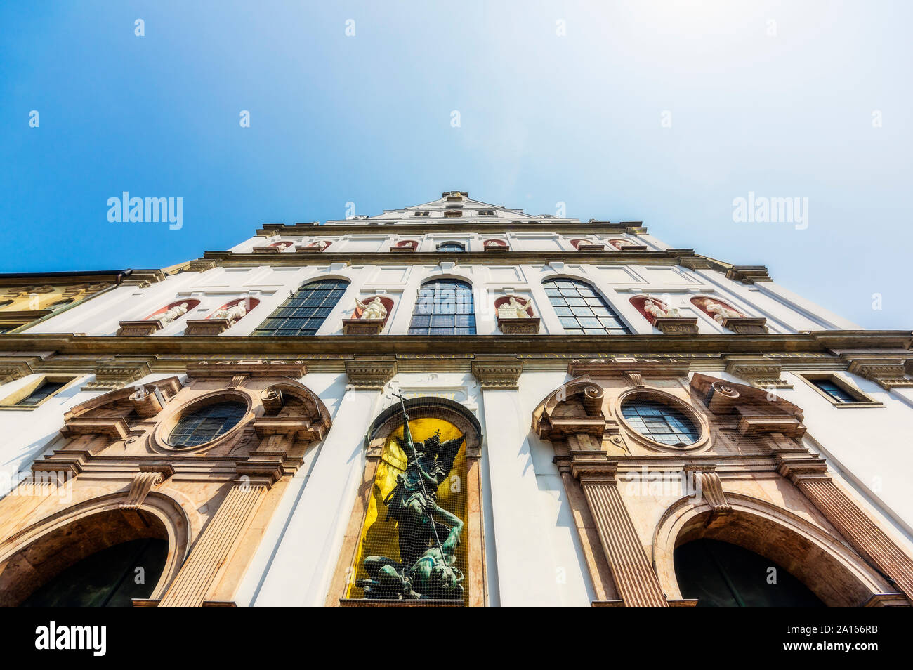 Worm's eye view angle hi-res stock photography and images - Alamy