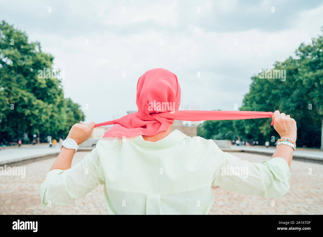 Pink headscarf hi-res stock photography and images - Alamy