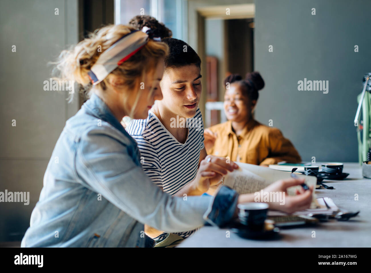 Learning meeting hi-res stock photography and images - Alamy