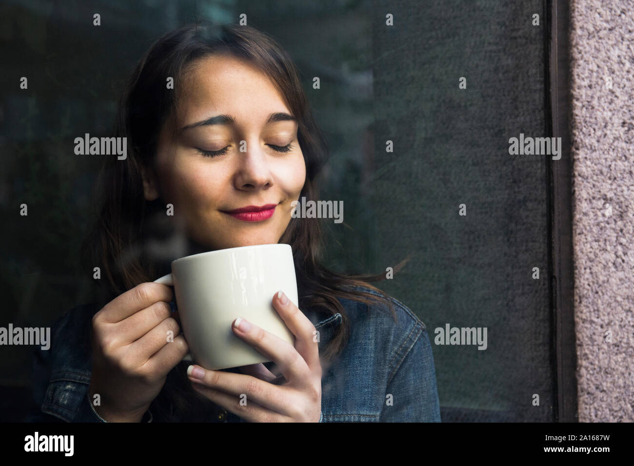 Young woman in café hi-res stock photography and images - Alamy