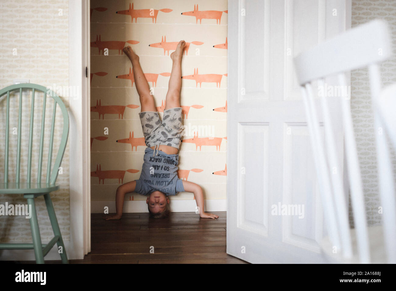 Children doing gymnastics hi-res stock photography and images - Alamy