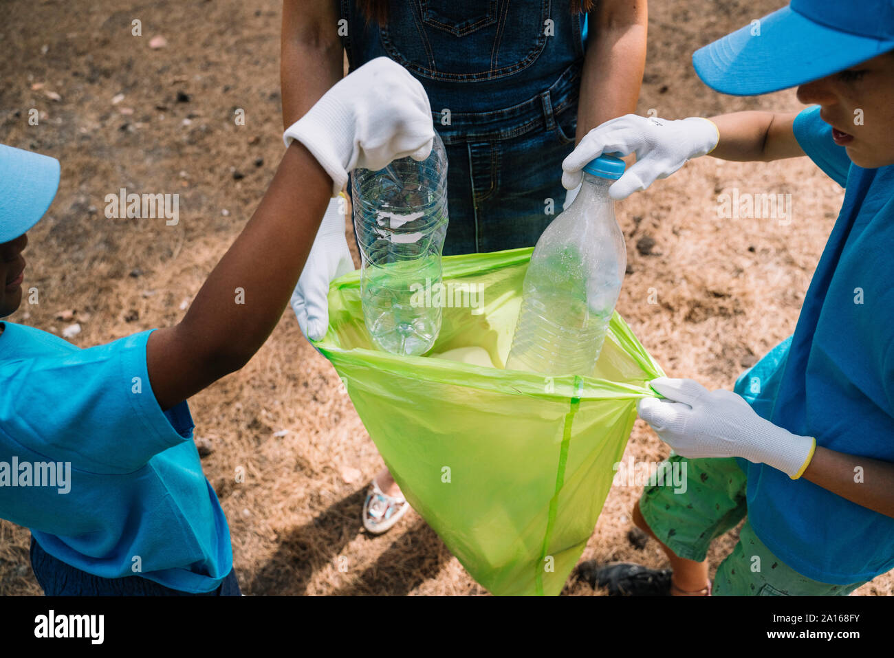 Children community clean up hi-res stock photography and images - Alamy