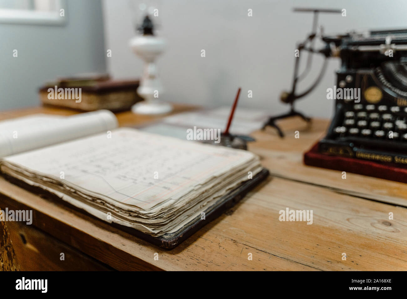 Image old fashioned typewriter hi-res stock photography and images - Alamy