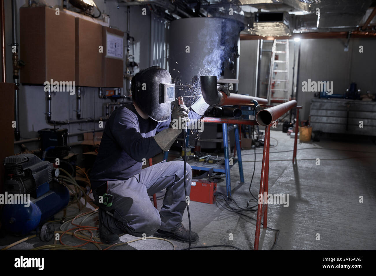 Welder at work Stock Photo - Alamy