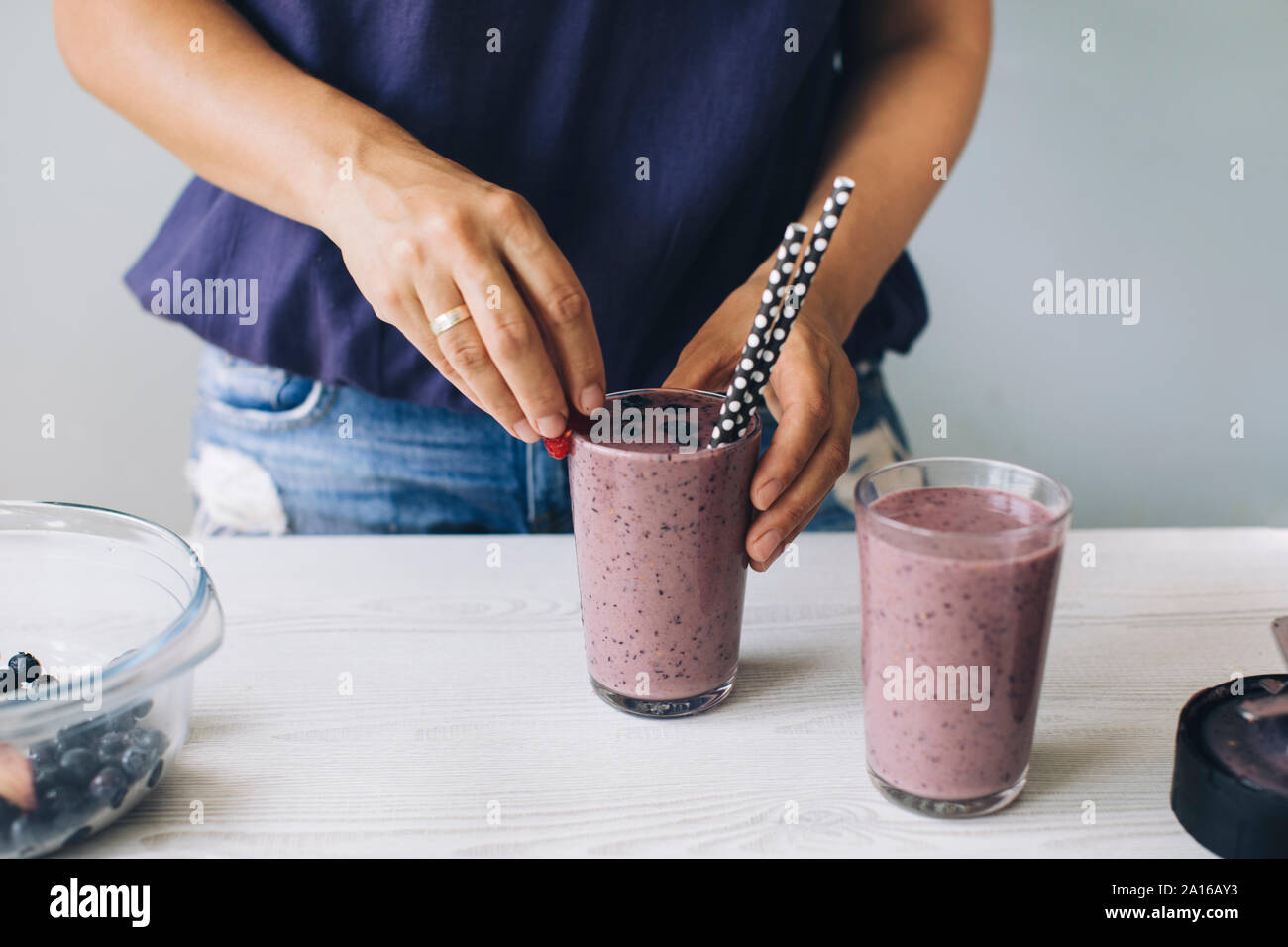 Decorating ready hi-res stock photography and images - Alamy