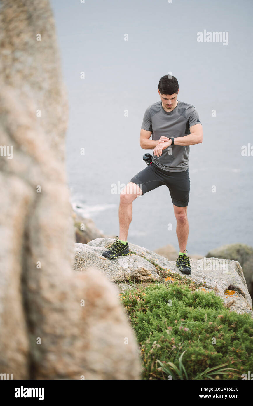 Runner looking at watch hi-res stock photography and images - Alamy