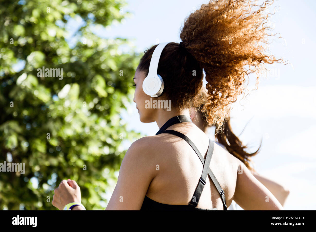 Female runner headphones jogging hi-res stock photography and images ...