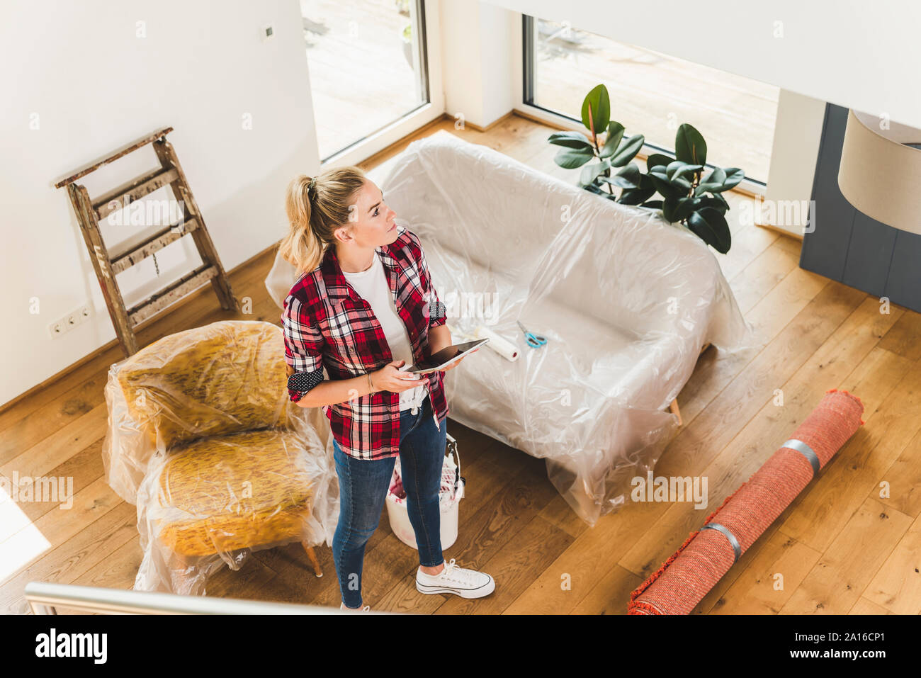 Moving home woman using hi-res stock photography and images - Alamy