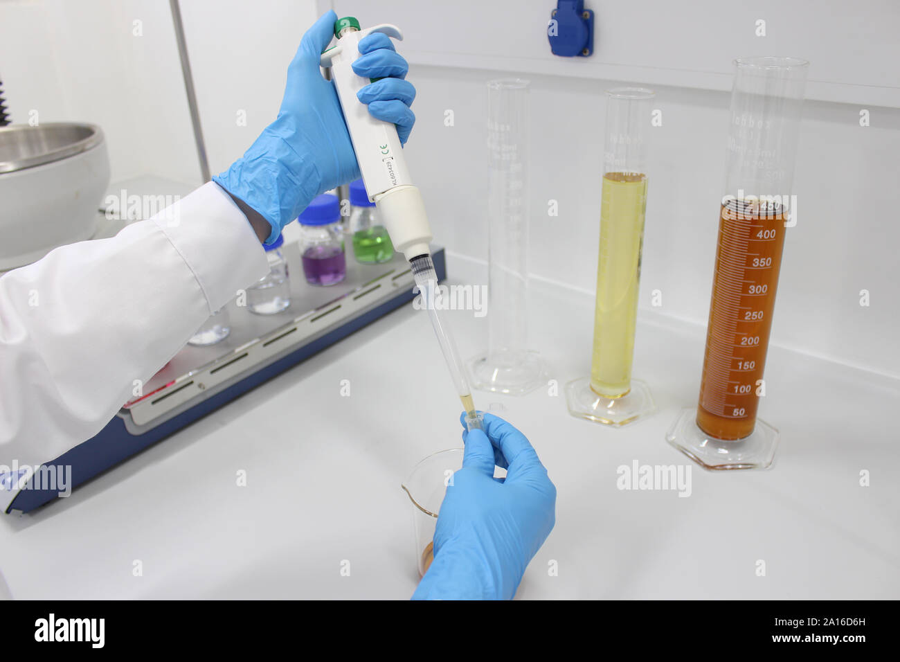 Person science lab hi-res stock photography and images - Alamy