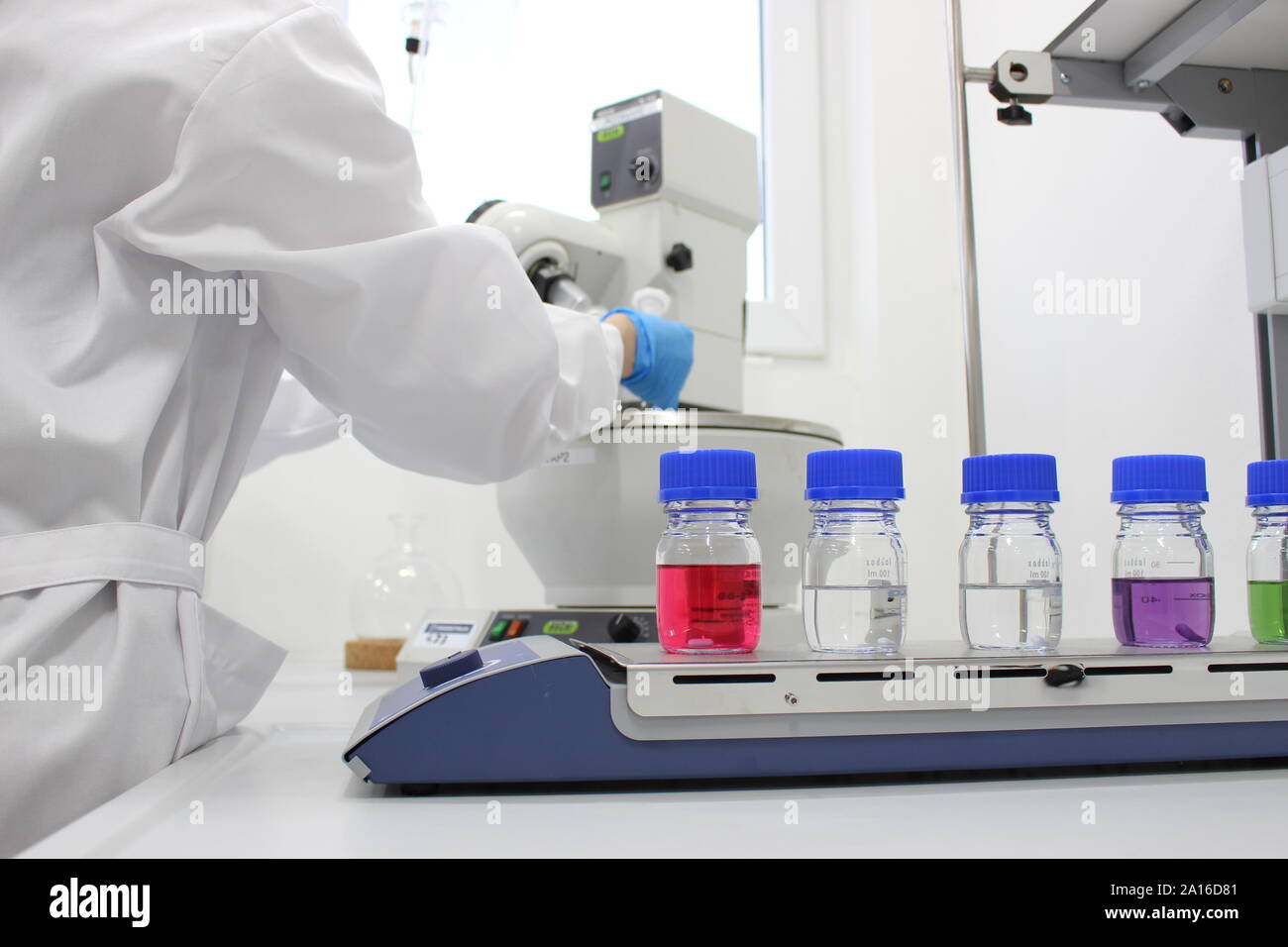 Person science lab hi-res stock photography and images - Alamy