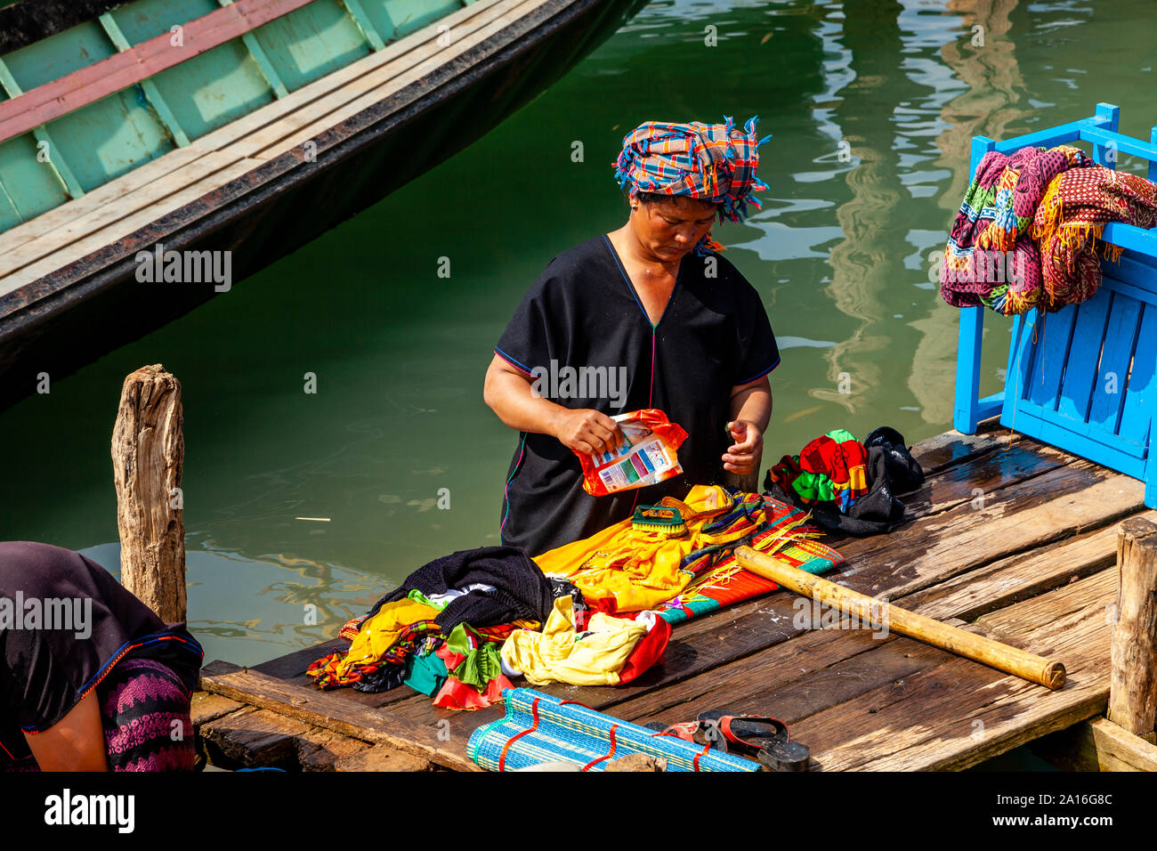 Women washing clothes in lake hi-res stock photography and images - Alamy