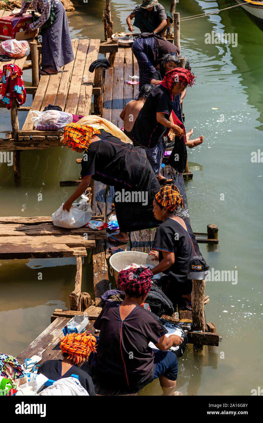 Women washing clothes in lake hi-res stock photography and images - Alamy