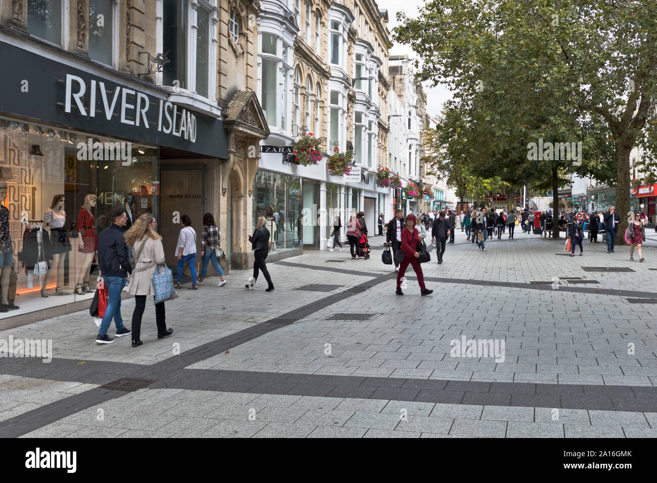 dh Queen street CARDIFF WALES People in city centre scene Stock Photo ...