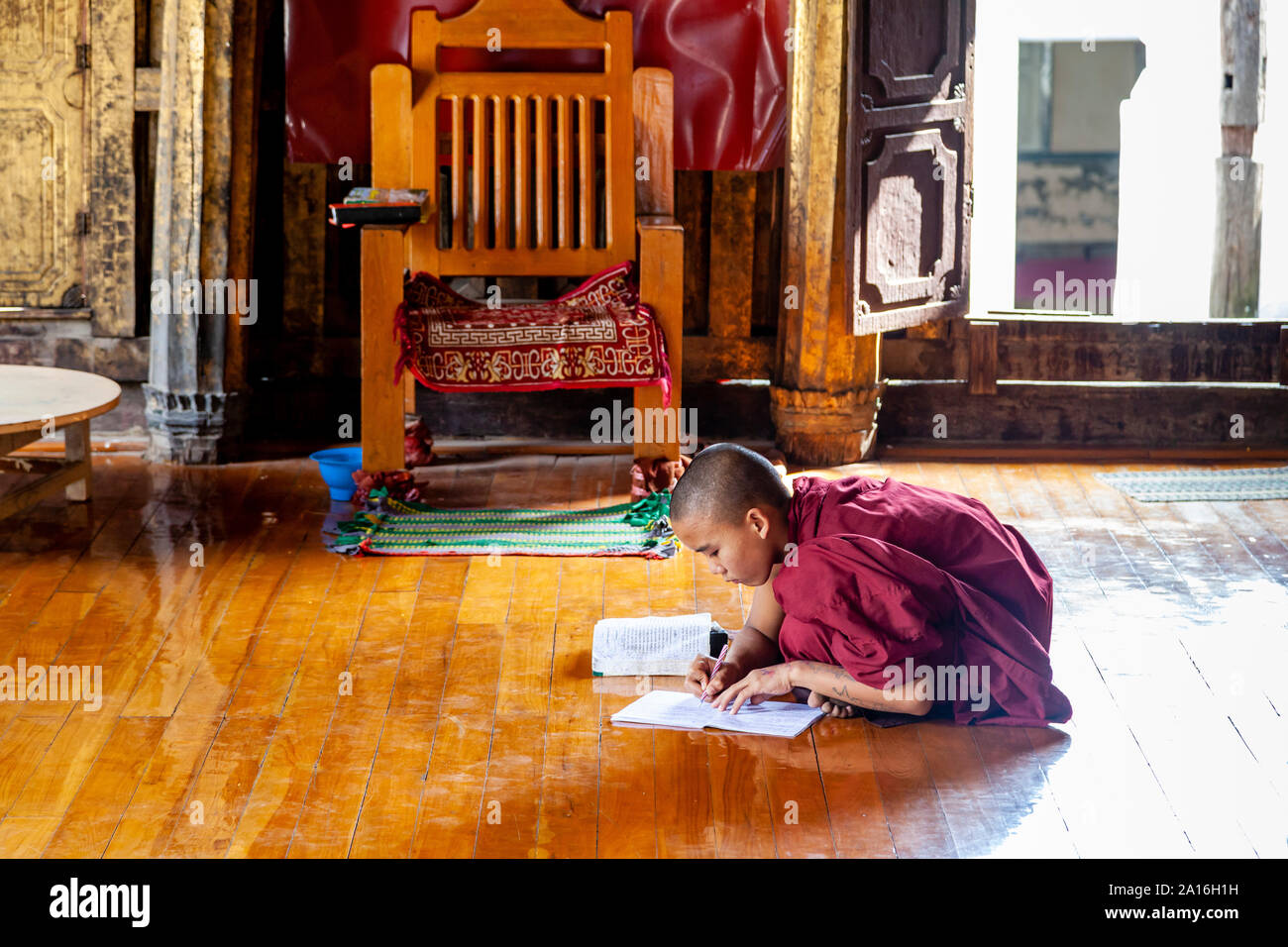 Child costume reading hi-res stock photography and images - Alamy