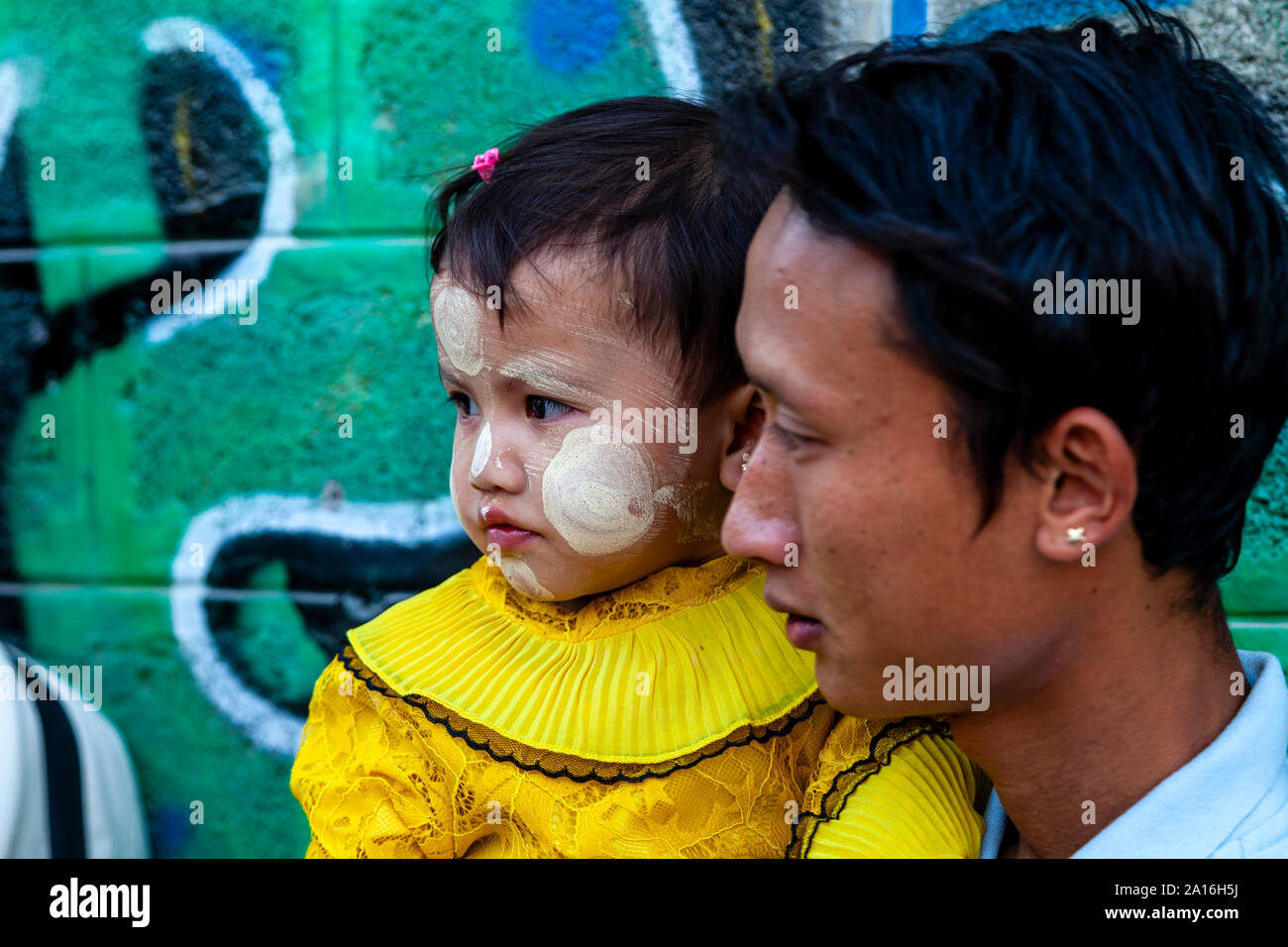 Myanmar father and daughter hi-res stock photography and images - Alamy