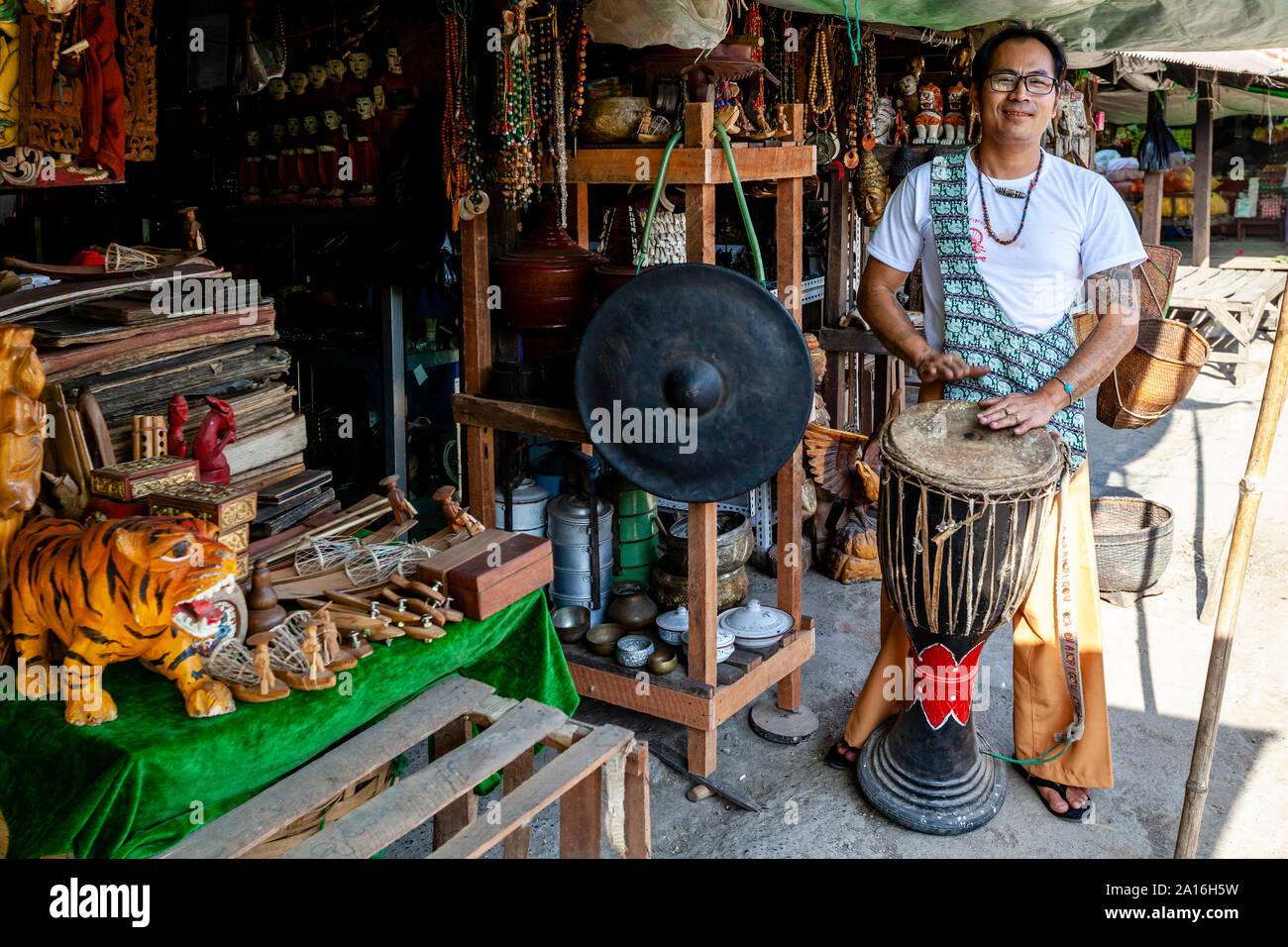 Souvenir souvenirs shop myanmar hi-res stock photography and images - Alamy