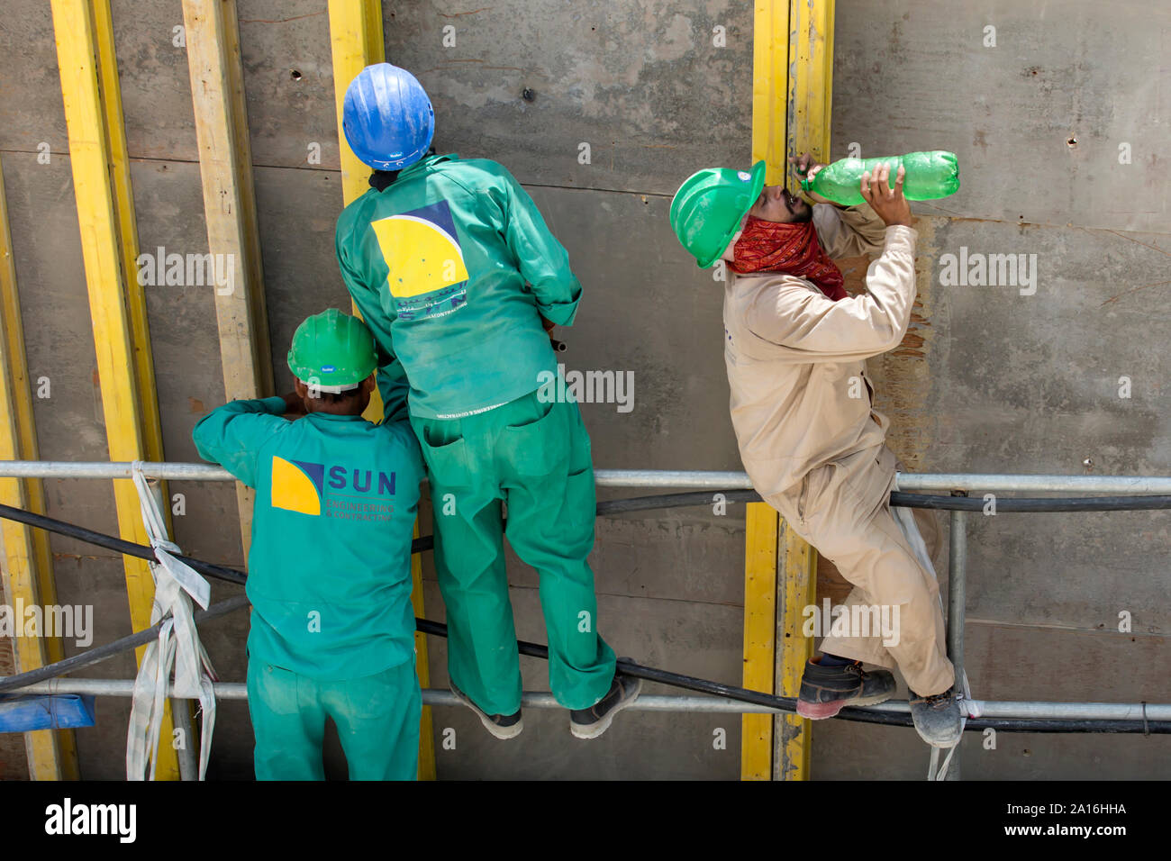 Dubai construction workers hi-res stock photography and images - Alamy