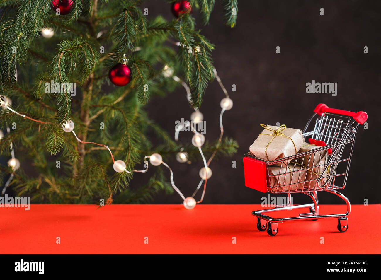 Christmas tree shopping trolley hi-res stock photography and images - Alamy