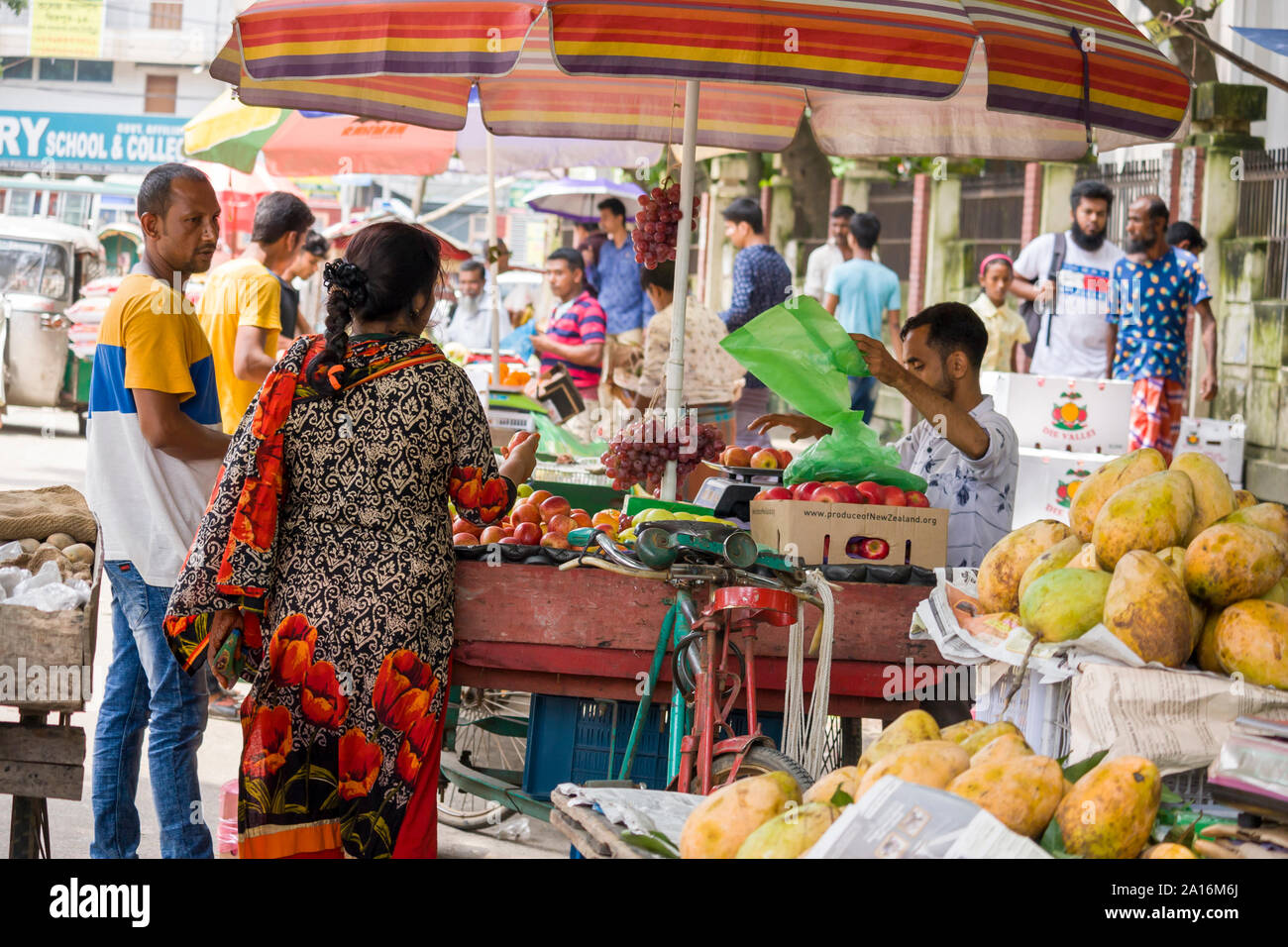 Scene in dhaka bangladesh hi-res stock photography and images - Alamy