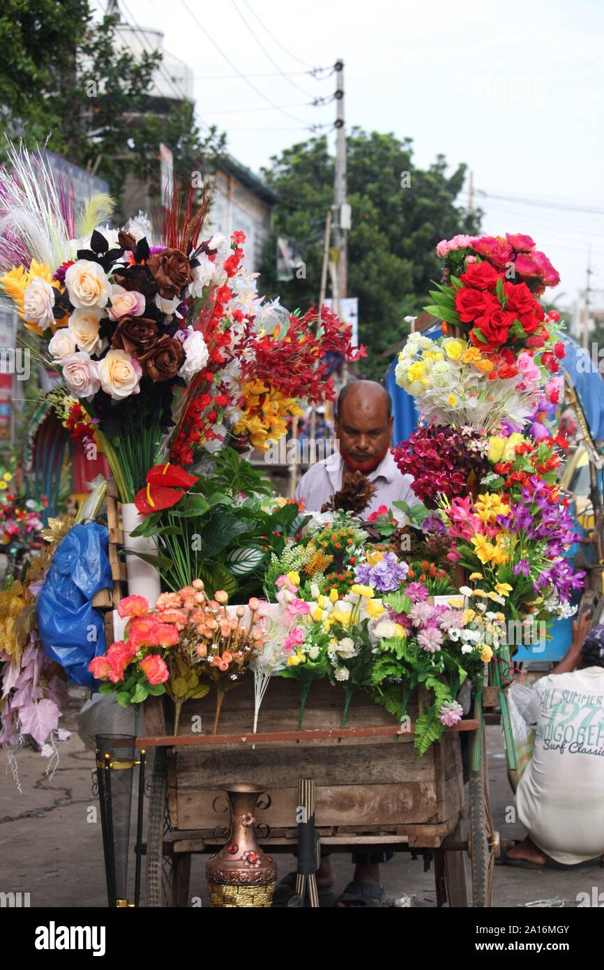 Temporary food shop in the street, Dhaka, Bangladesh Stock Photo - Alamy