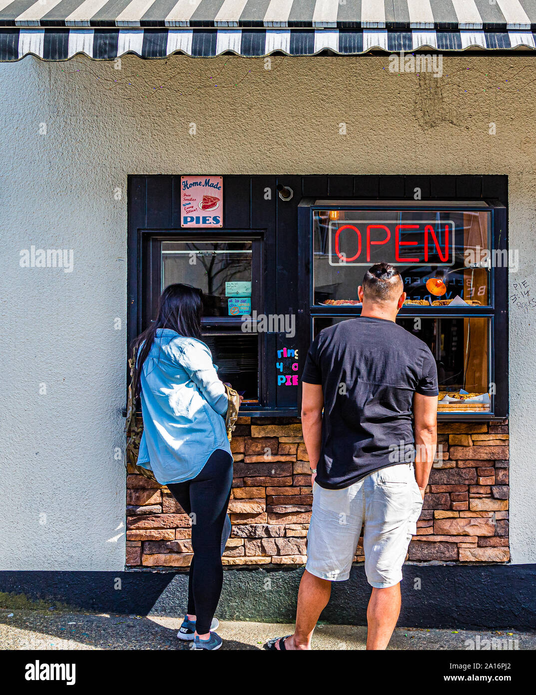 Open facade bar hi-res stock photography and images - Alamy