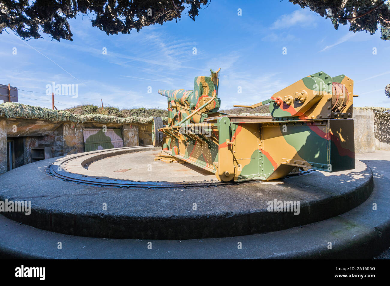 Camouflaged ww2 cacnon hi-res stock photography and images - Alamy