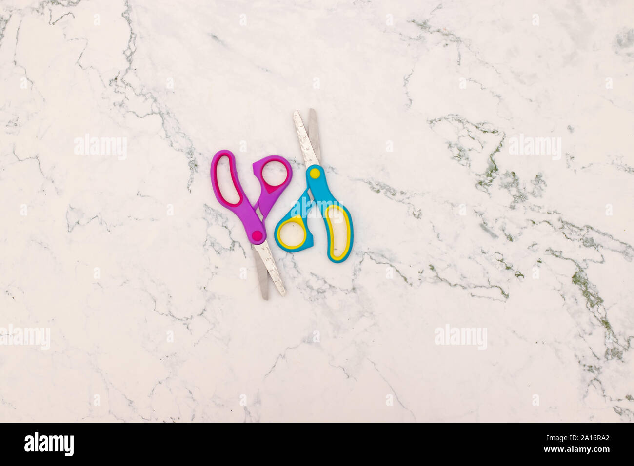 Scissors dotted line hi-res stock photography and images - Alamy