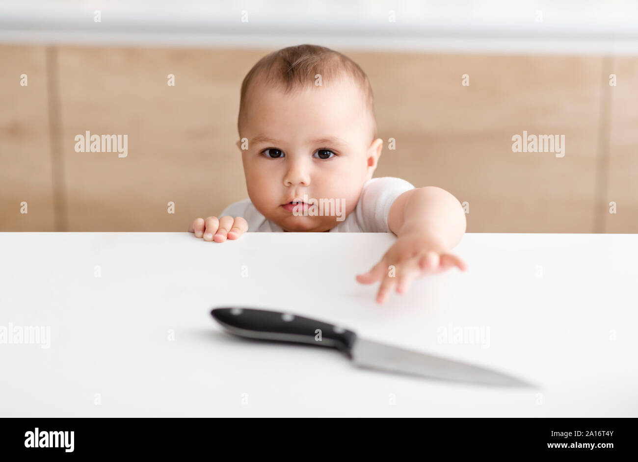 Child reaching knife hi-res stock photography and images - Alamy