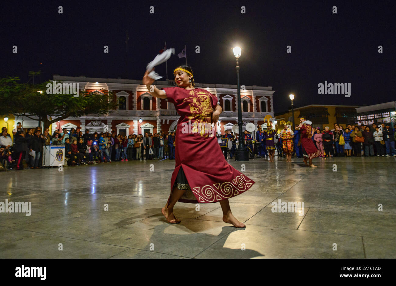 Peruvian girls in traditional dress hi-res stock photography and images ...