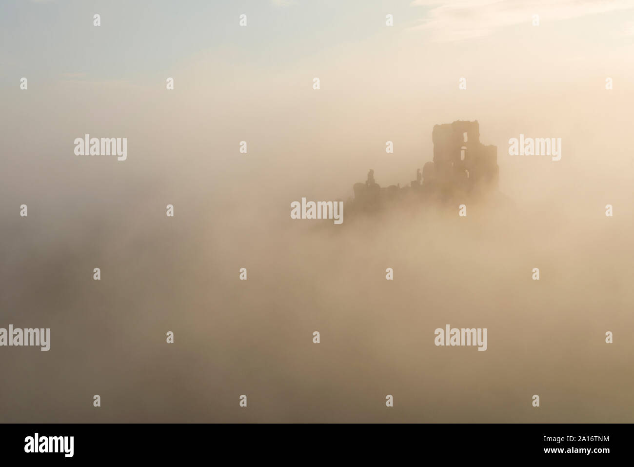 Corfe castle mist sunrise hi-res stock photography and images - Alamy