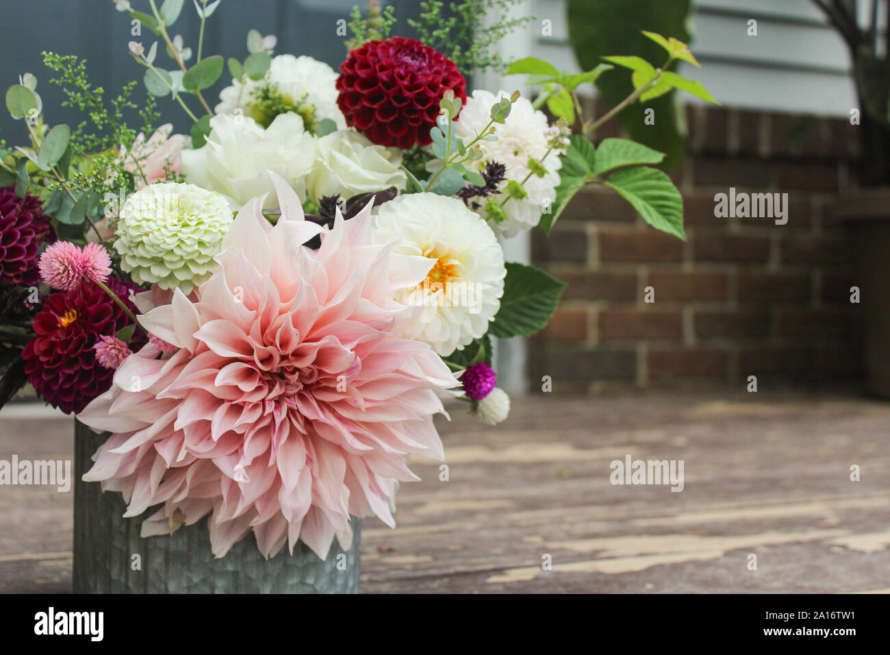 Big bunch of flowers hi-res stock photography and images - Alamy