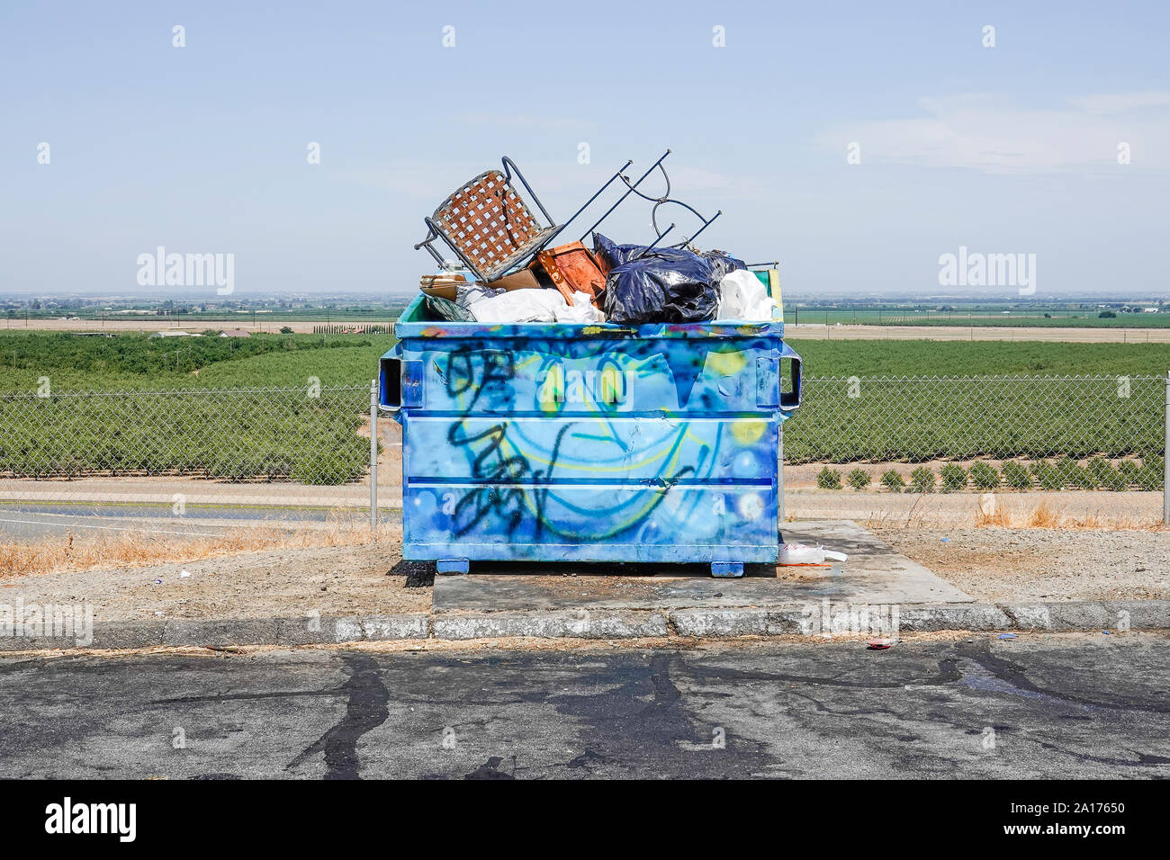 Painted dumpster hi-res stock photography and images - Alamy