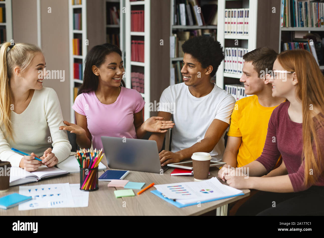 Girls discussing books hi-res stock photography and images - Alamy