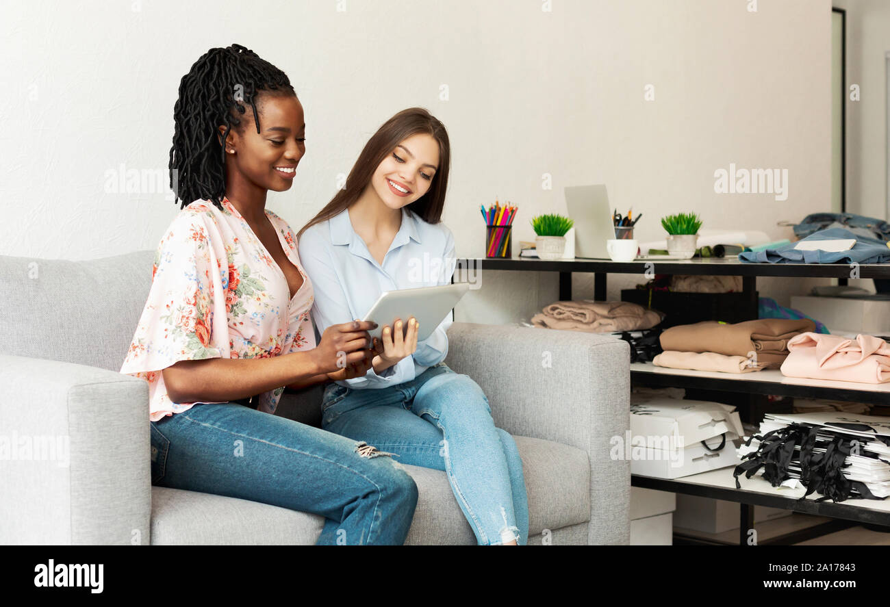 Fashion stylist hi-res stock photography and images - Alamy