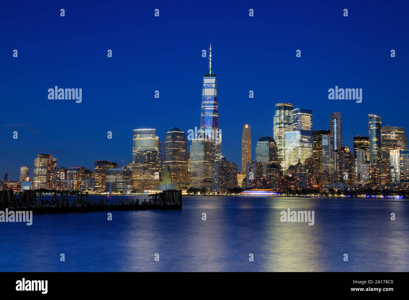 Night view of One World Trade Center and skyline of Lower Manhattan ...